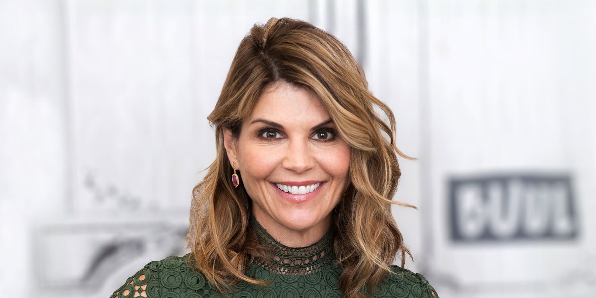 Lori Loughlin Spotted Without Her Ring for the First Time Since Split ...